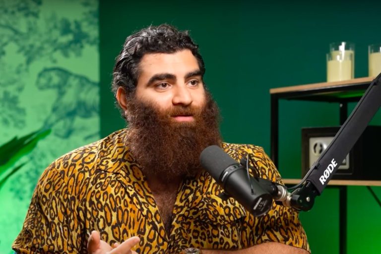 Твиттер ответил на сексистскую загадку блогера Арсена Маркаряна абсурдным флешмобом - Горящая изба